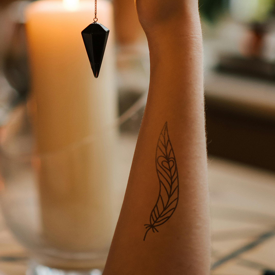 Tatuaggi Con Disegni Di Piume 28.400+ Piuma Tattoo Foto Stock,