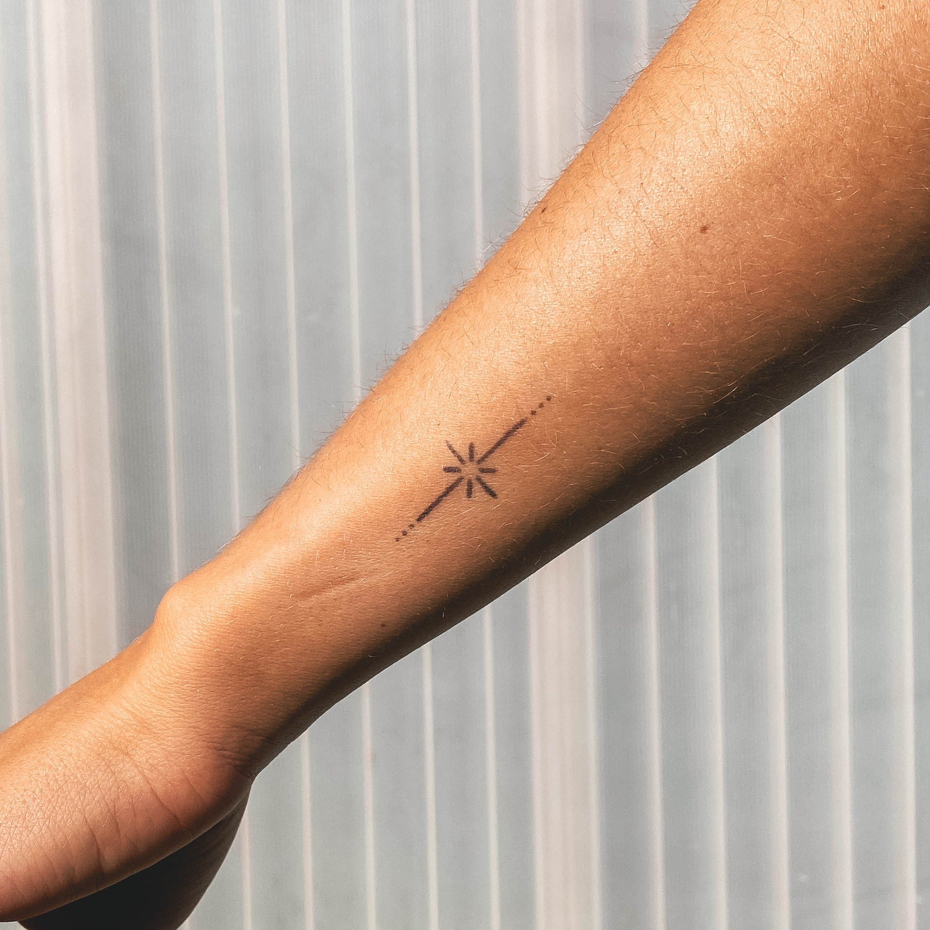 Croce a stella stilizzata | Tatuaggio temporaneo | Inkster
